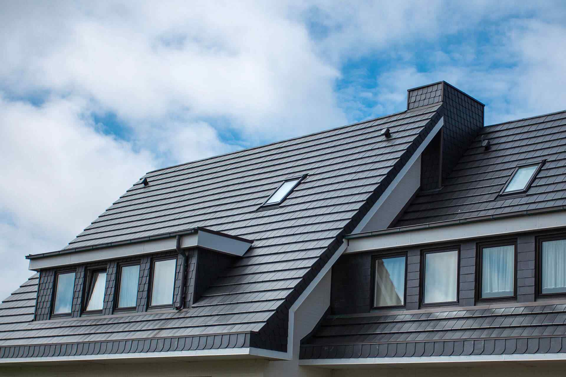 Stone Hall Mansion Gets Roof Renovation - Paneles Multypanel